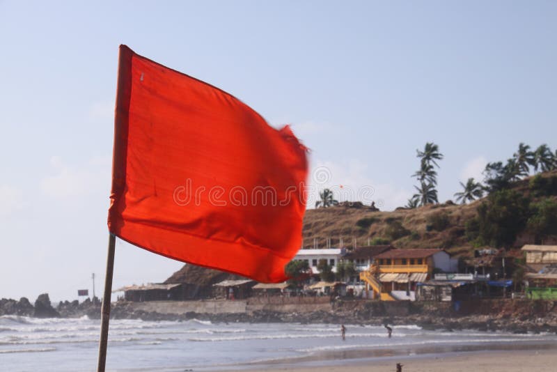 Bandera roja en la playa imagen de archivo. Imagen de claro - 42938837