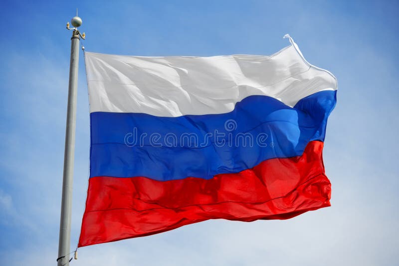 Bandera Rusa En El Asta De Bandera Ondeando En El Cielo Foto de archivo ...