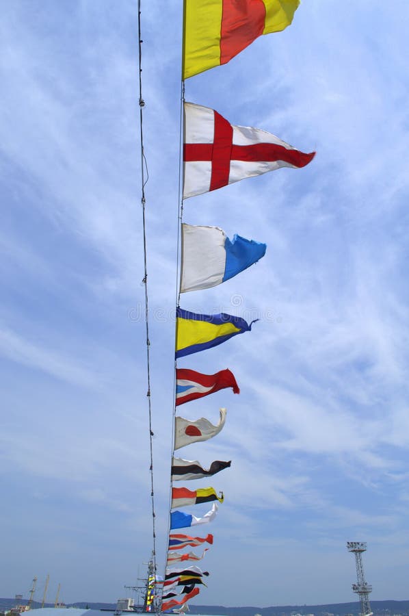 Banderas De Señal Coloridas En Un Barco De Navegación Foto de archivo ...