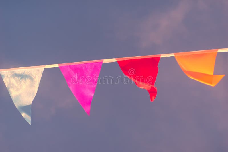 Banderas Triangulares De Diversos Colores Imagen de archivo - Imagen de ...