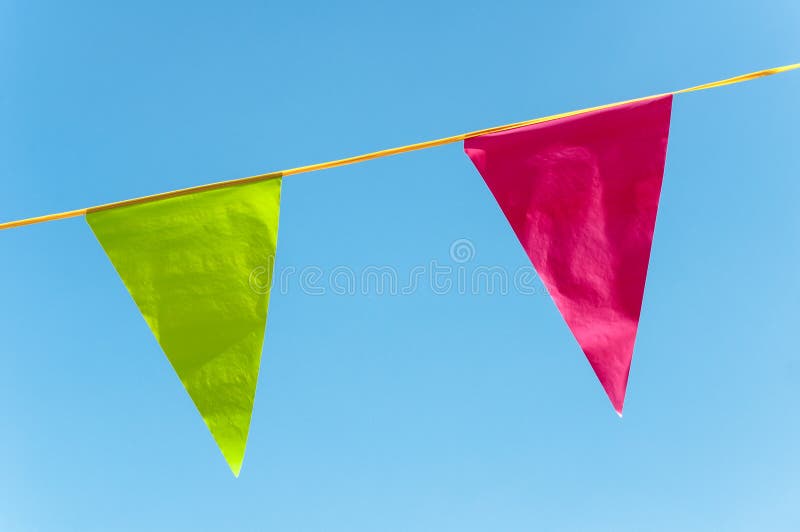 Banderas Triangulares Rojas Y Verdes Imagen de archivo - Imagen de ...
