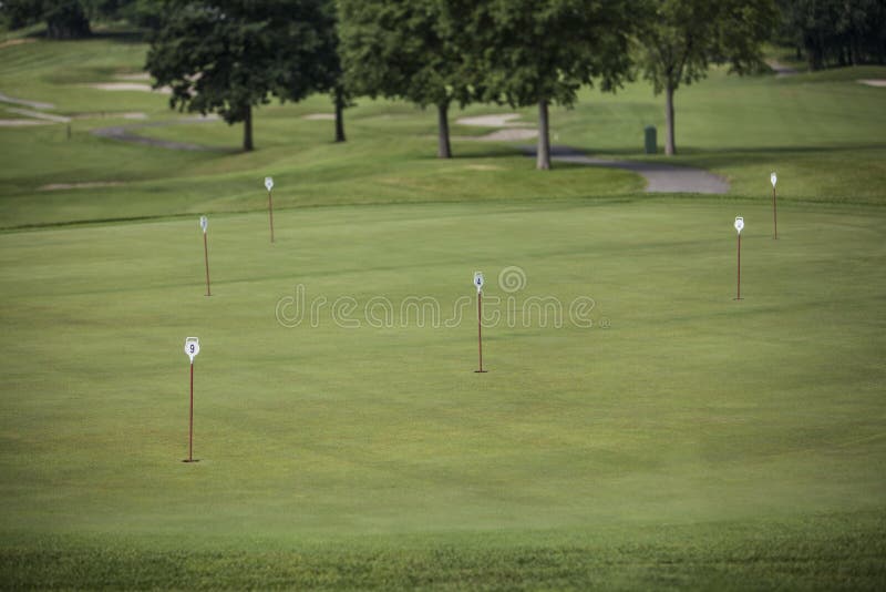 Banderines En Agujeros Del Golf Imagen de archivo - Imagen de color ...