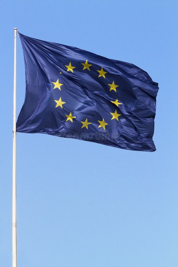 Bandiera di Unione Europea fotografia stock. Immagine di ondeggiamento ...