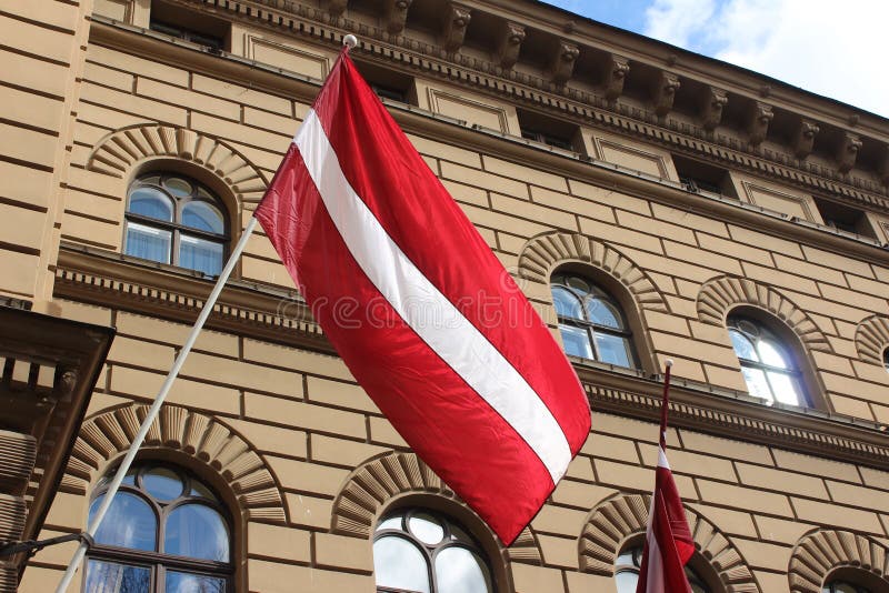 Bandiera lettone immagine stock. Immagine di bandierina - 92111863