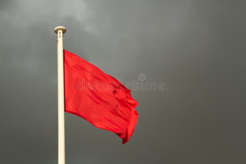 Bandiera rossa. fotografia stock. Immagine di cielo, avvertimento ...