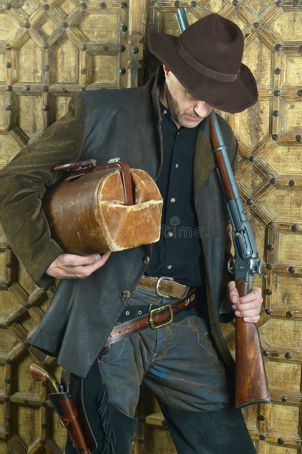 Bandit mit Gewehr stockfoto. Bild von cowboy, mann, kleidung - 82339202