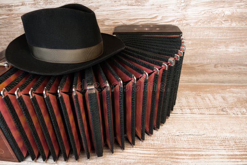 Bandoneon, Instrumento Do Tango, E Um Chapéu Foto de Stock - Imagem de ...