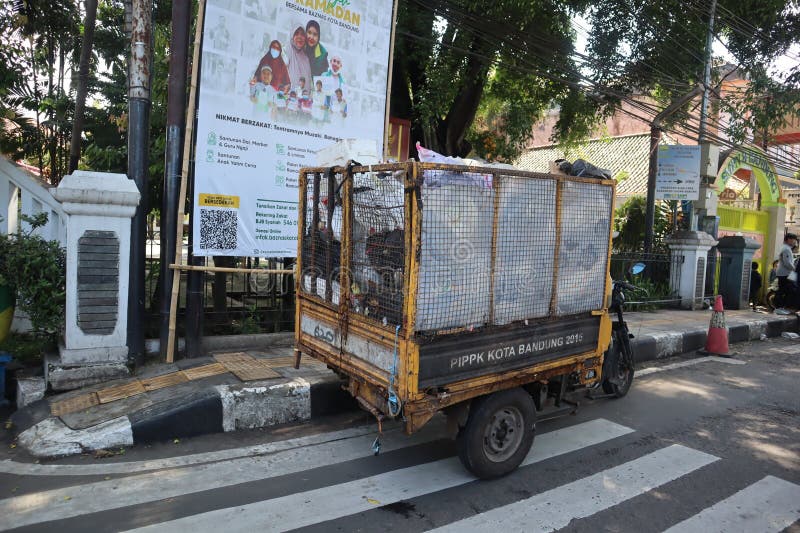 Car Dumping Trash on the Side of the Road Editorial Photo - Image of ...
