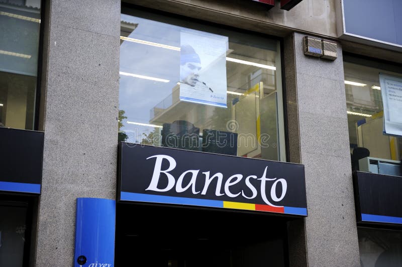 Banesto Se Sienta En La Visualización Afuera Fotografía editorial ...