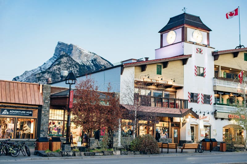 BANFF, ALBERTA, CANADA -dec, 2019 Scenic Street View of the Banff ...