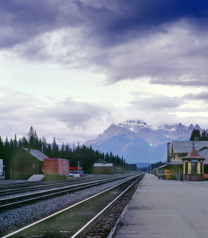Banff-Bahnstation stockbild. Bild von auto, schiene, hintergrund - 3118765