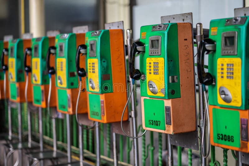 BANGKOK, THAILAND NOVEMBER 1 2018: Oude Openbare Telefooncel ...