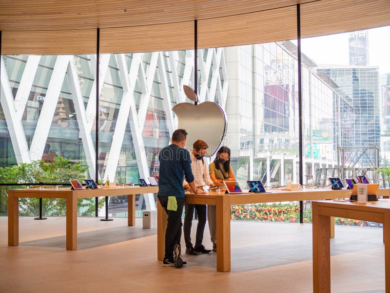 Customers Get the Support from Staff while Visiting Apple Central Store ...