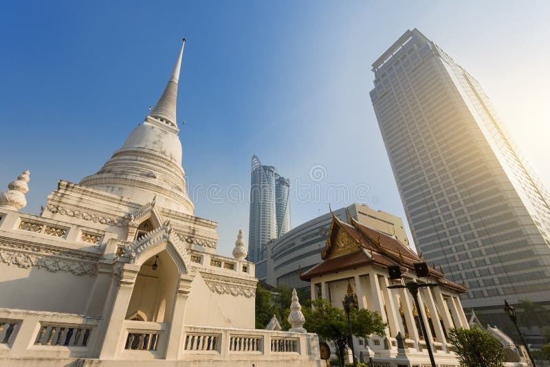 Bangkok, Wat Pathum Wanaram Stock Image - Image of skyscraper, outdoors ...