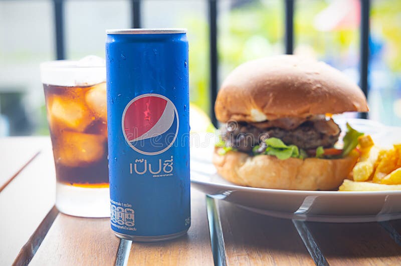 Bangkokthailandmay292022 : Lata De Refresco De Cola Pepsi Y Un Vaso De ... Bangkokthailandmay292022 : Lata De Refresco De Cola Pepsi Y Un Vaso De ...