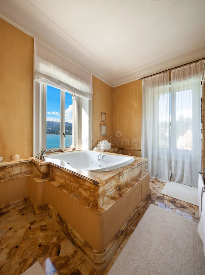 Banheiro Com O Jacuzzi Do Terraço Imagem de Stock - Imagem de branco ...