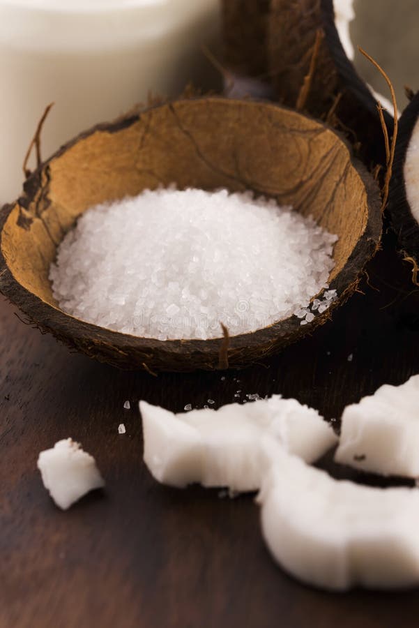 Banho Dos Cocos Coco Com Sal Do Mar Imagem de Stock - Imagem de odor ...