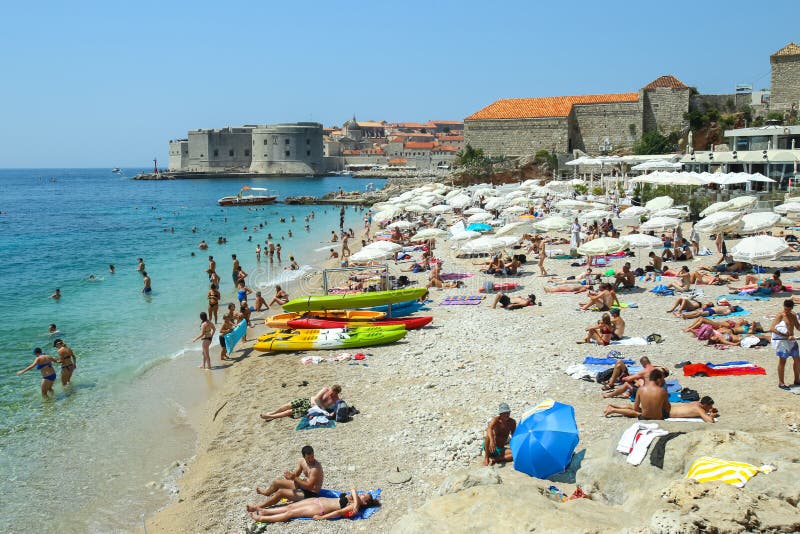 Strand Und Stadtmauern Banje in Dubrovnik Redaktionelles Stockfoto ...