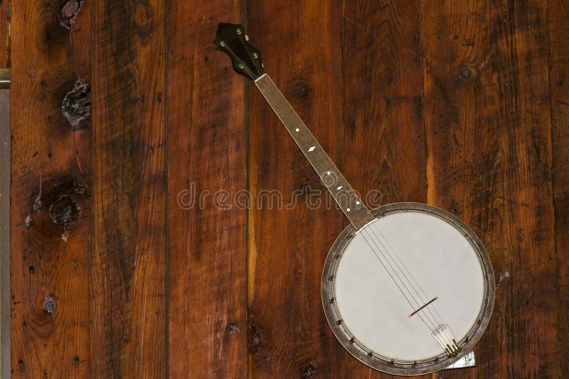 Banjo em uma parede. foto de stock. Imagem de estrado - 15116500