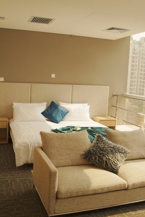 Bank stock afbeelding. Image of sprei, leuning, venster - 2738963