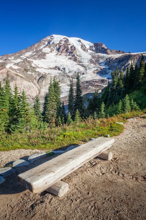 Bank und der Mount Rainier stockfoto. Bild von eingebürgert - 39373670