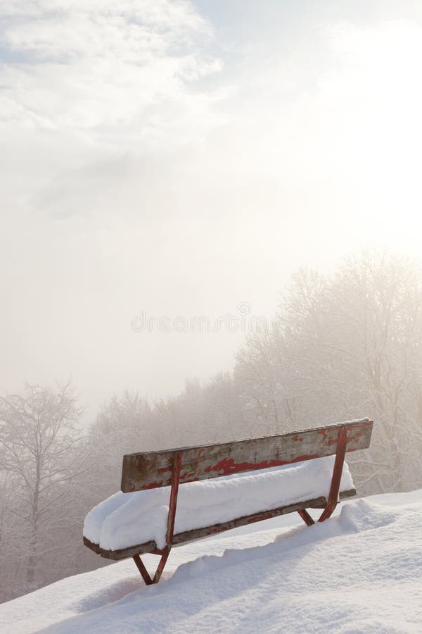 Bank vor Winterlandschaft stockfoto. Bild von berg, lichtstrahl - 51931568