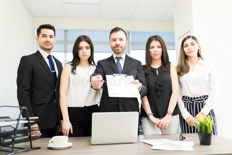 Banqueros Que Presentan Nuevo Esquema a La Muestra Imagen de archivo ...