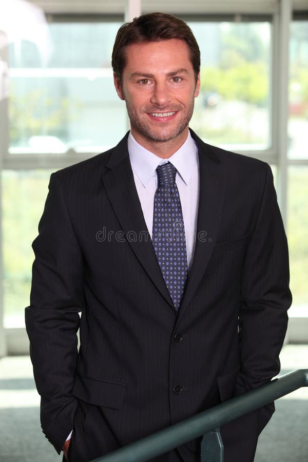 Le Jeune Banquier Masculin Compte Des Billets De Banque Sur Le Fond ...