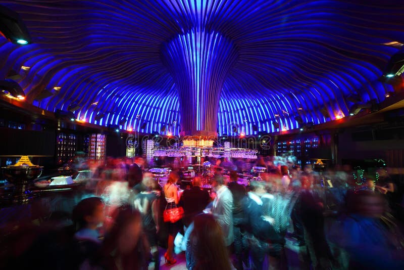 Bar crowd people relaxing 库存照片. 图片 包括有 朋友, 颜色, 拥挤, 打击 - 20698040
