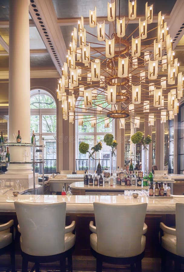 Bar De Vinos En Restaurante De Lujo Foto de archivo - Imagen de club ...