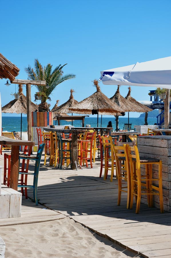 Strandbar met houten weg stock afbeelding. Image of overzees - 73061735