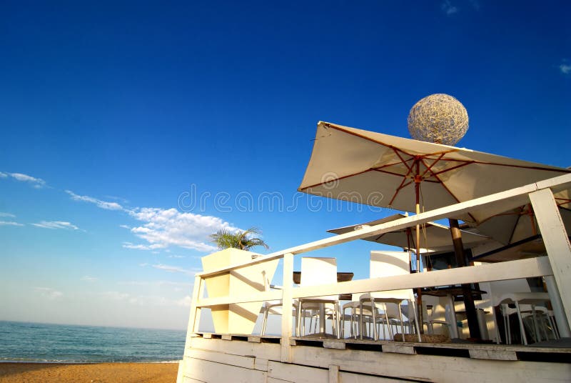 Bar sur la plage photo stock. Image du nuage, parapluie - 6172922