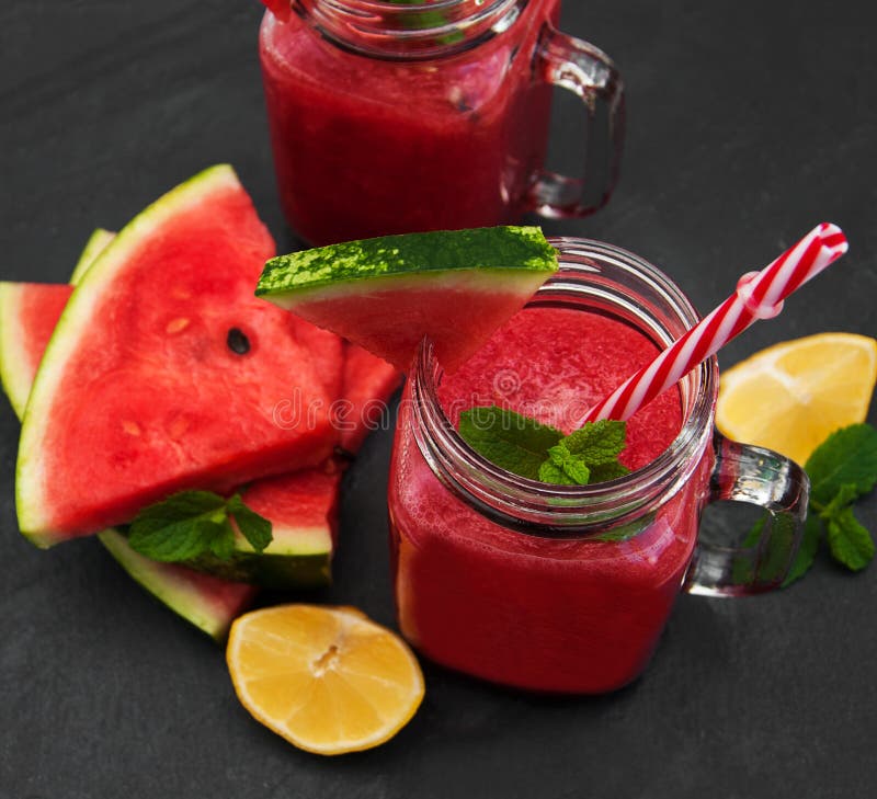 Barattoli Con Il Frullato Dell'anguria Fotografia Stock - Immagine di ...