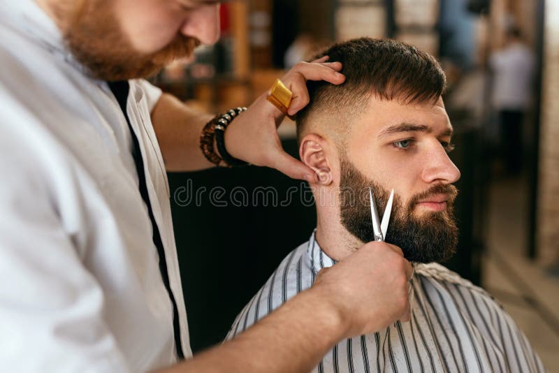 Barba Cortada En Barber Shop Barber Cutting Beard Imagen de archivo ...