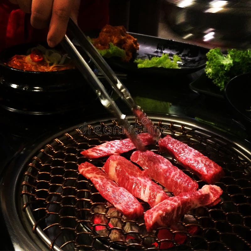 La Barbacoa Coreana, Con El Sistema De La Tabla De La Parrilla Y De La ...