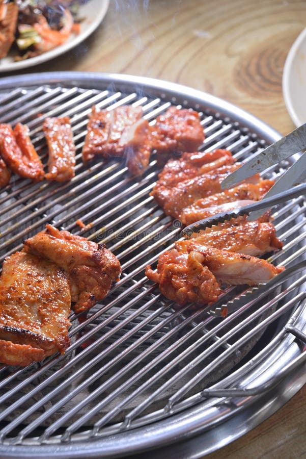 Barbacoa Coreana De La Rebanada Del Pollo De La Seta Del Bbq Imagen de ...