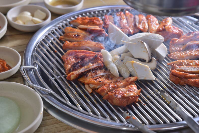 Barbacoa Coreana De La Rebanada Del Pollo De La Seta Del Bbq Imagen de ...