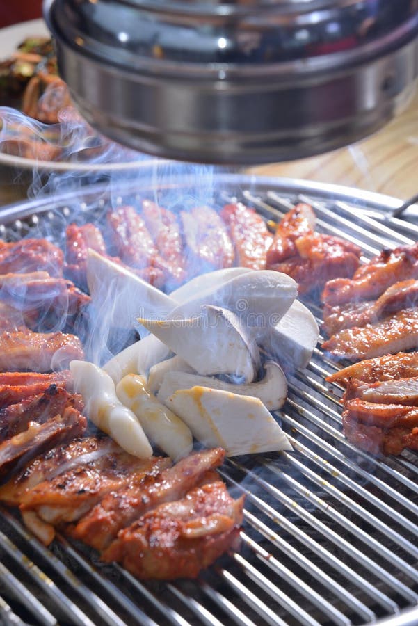 Barbacoa Coreana De La Rebanada Del Pollo De La Seta Del Bbq Foto de ...