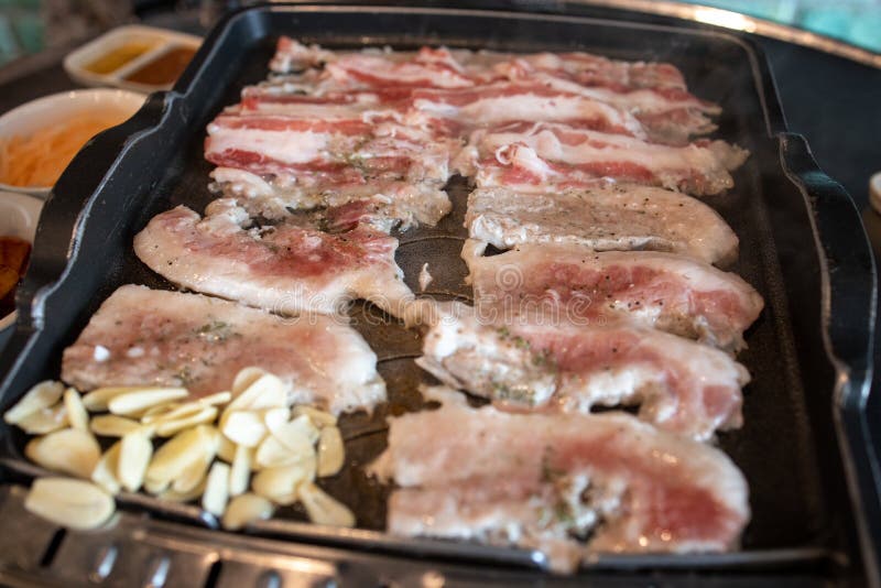 Barbacoa Coreana Samgyeopsal Del Estilo Con Ajo Foto de archivo ...