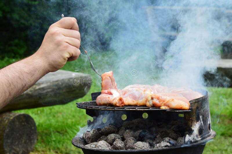 Barbacoa Del Pollo Que Fuma Foto de archivo - Imagen de carbones ...