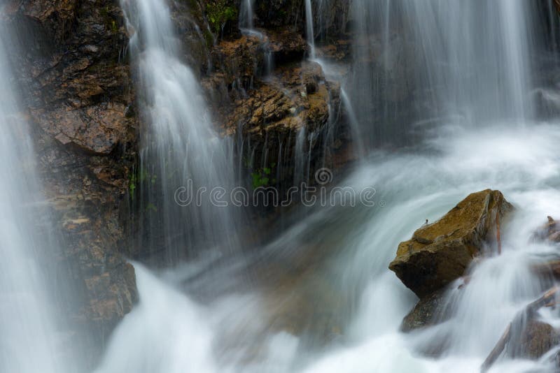 Barbara Falls en Alaska imagen de archivo. Imagen de alaska - 74344139