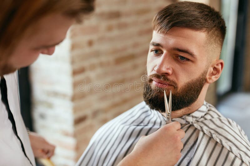 Barbe Coupée En Barber Shop Barber Cutting Beard Image stock - Image du ...