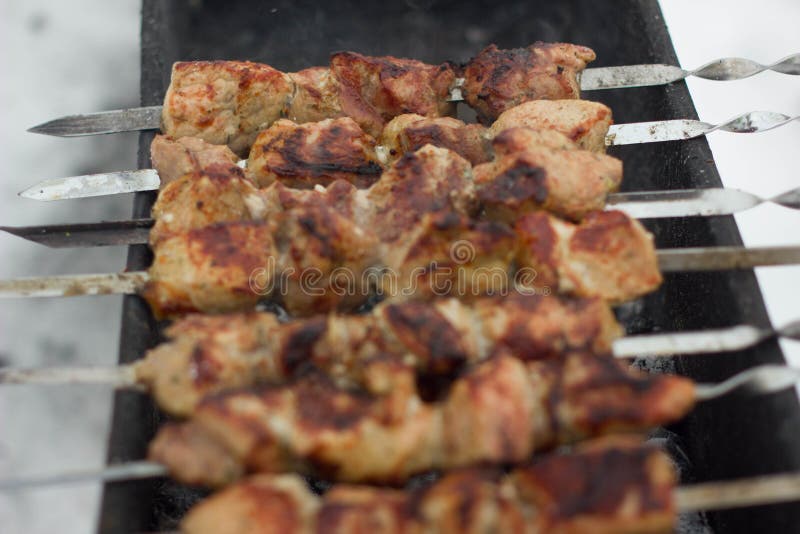 Barbecue op de straat stock foto. Image of voedsel, braadstuk - 83436758