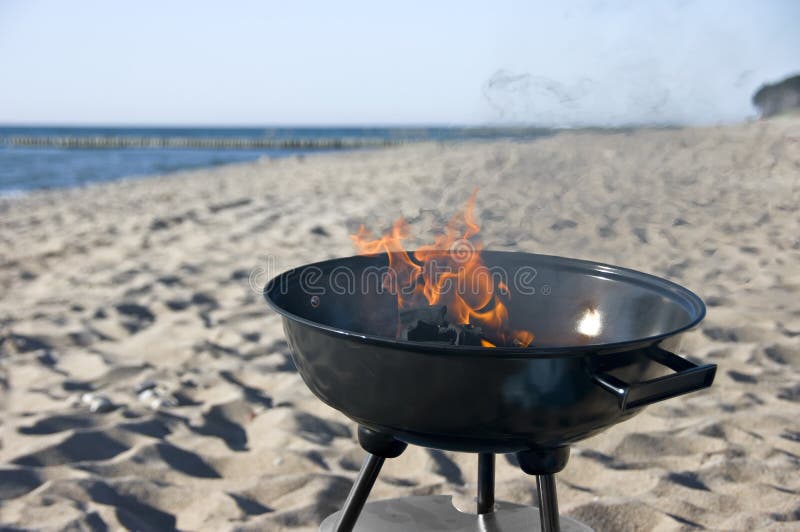 Barbecue op strand stock afbeelding. Image of zwart, grillen - 5139323