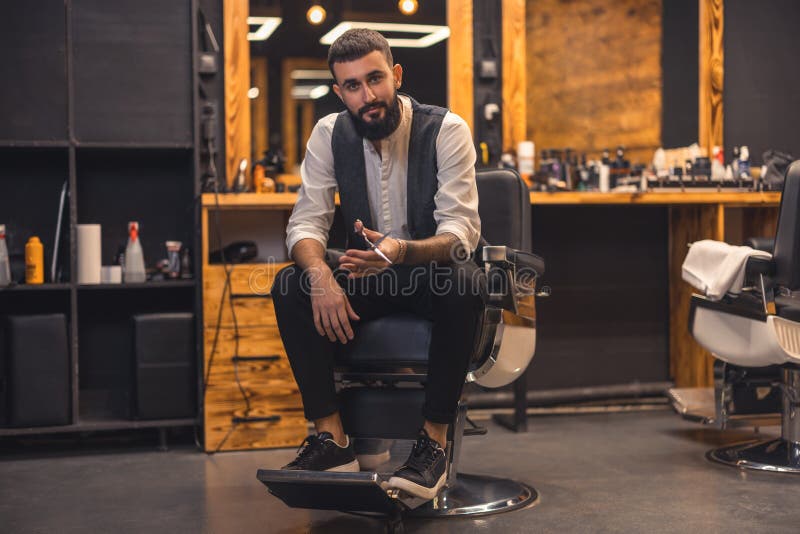 Barbeiro Bonito E Elegante Neste Local De Trabalho Imagem de Stock ...