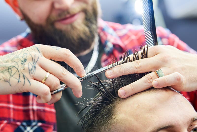 Barbeiro No Trabalho Cabelo Do Corte Do Cabeleireiro Do Cliente Foto de ...