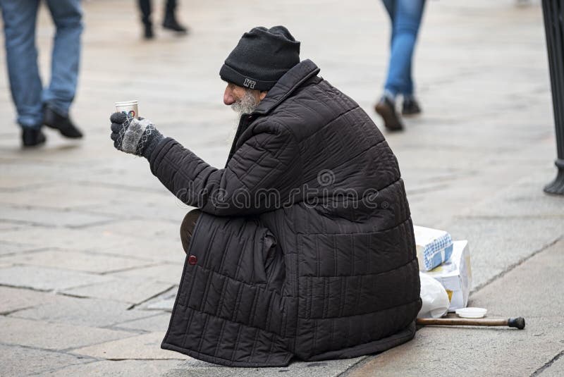 Barbone che chiede l'aiuto fotografia editoriale. Immagine di sporco ...