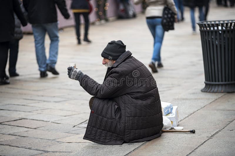 Barbone che chiede l'aiuto fotografia editoriale. Immagine di sporco ...