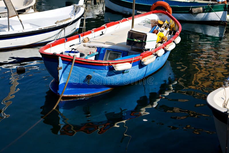 Barca Blu E Arancione Con Riflessi Immagine Stock - Immagine di ...