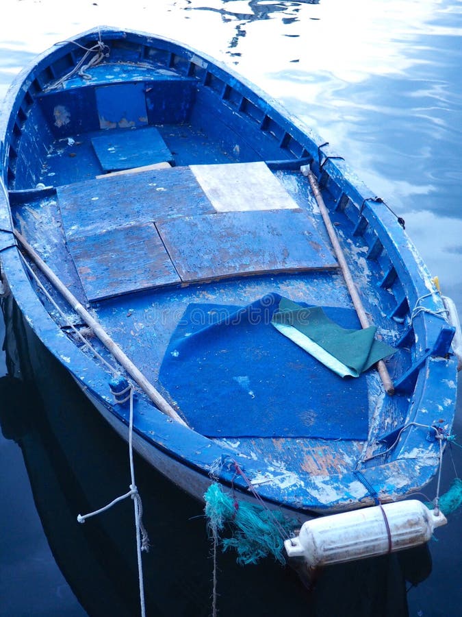 Barca Blu, Porto Di Pozzuoli Fotografia Stock - Immagine di barche ...